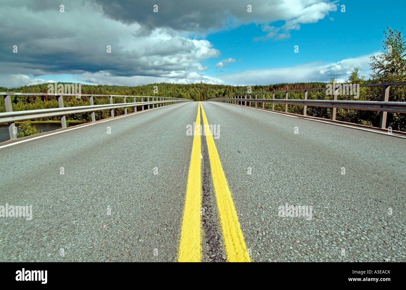 Infinite country road leading into the horizon Stock Photo - Alamy