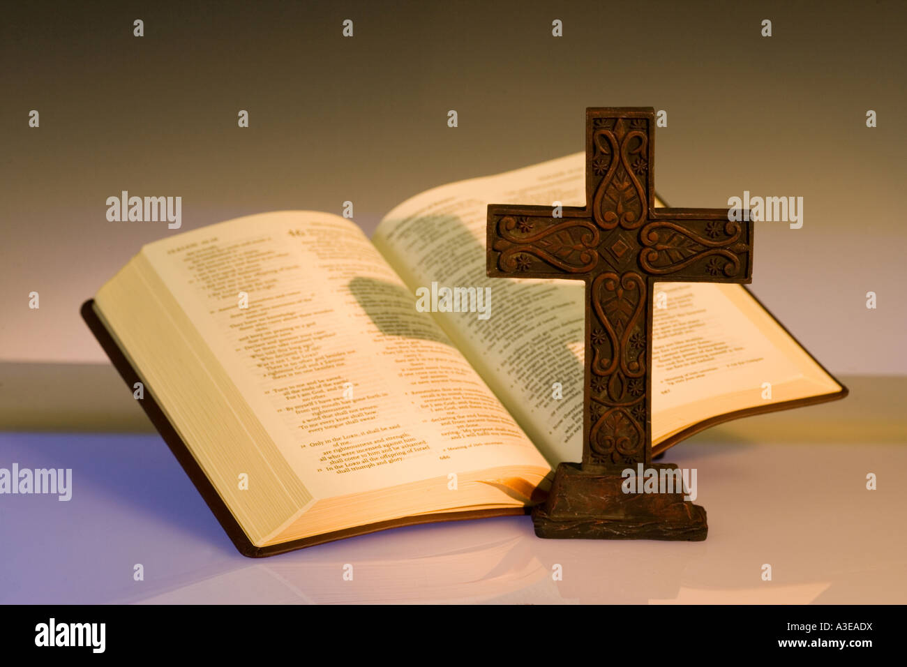 Cross and bible Stock Photo - Alamy