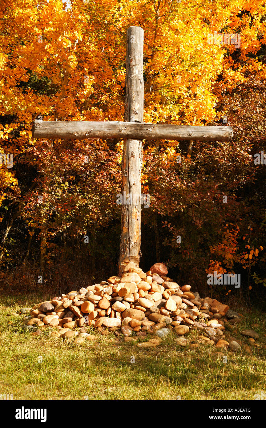 Cross on pile of rocks Stock Photo - Alamy
