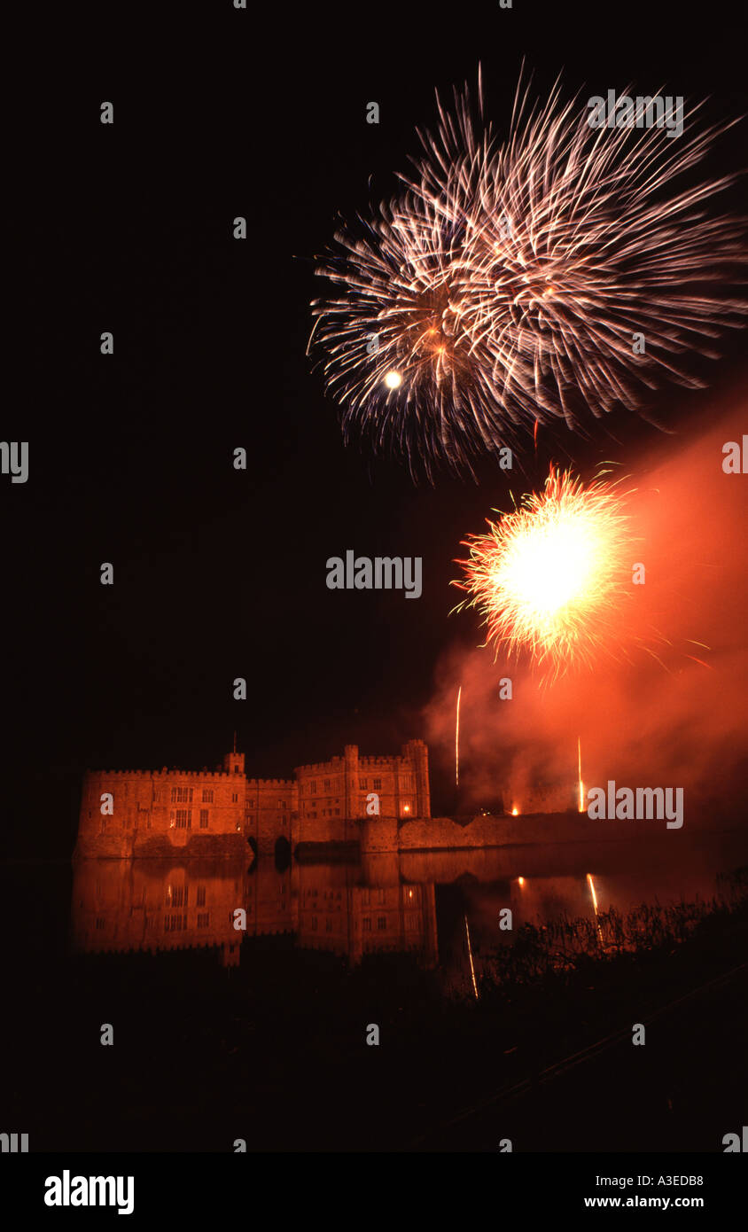 Fireworks leeds castle hi-res stock photography and images - Alamy