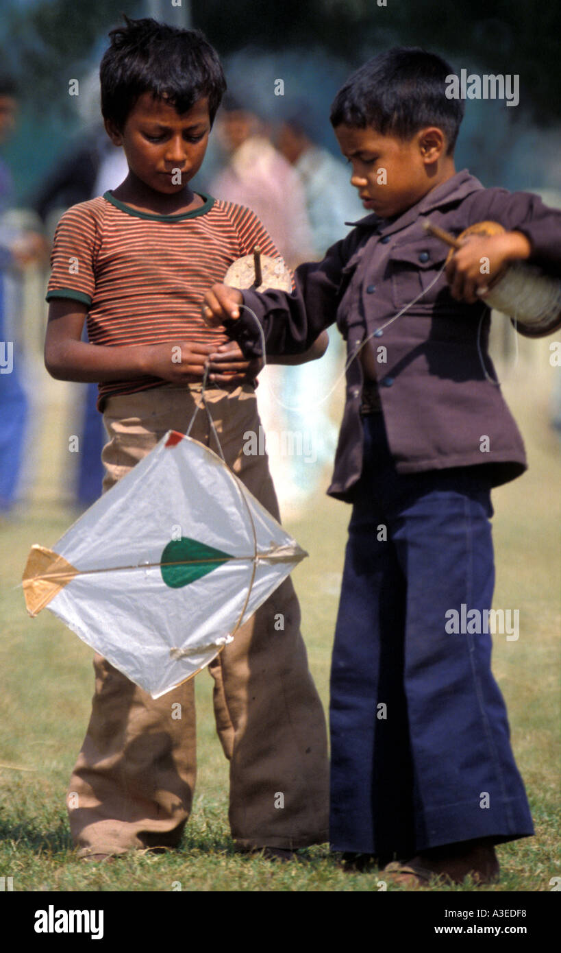 Making kites hi-res stock photography and images - Alamy