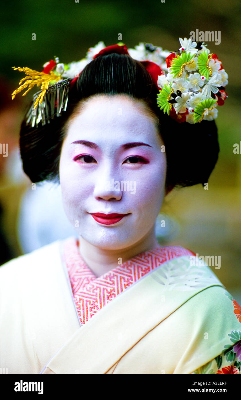 Geisha in Arashiyama, Kyoto, Japan. Close to kinkakuji Stock Photo - Alamy