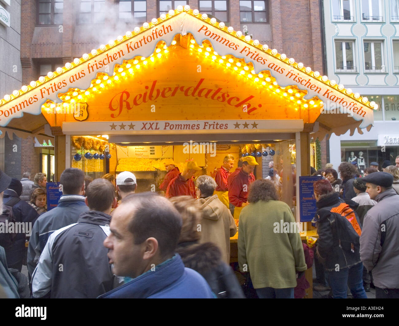 Christmas market christkindlmarkt at square marienplatz hi-res stock ...