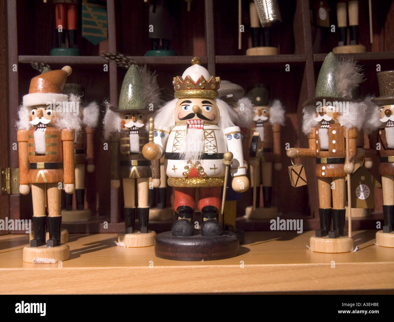 Status figure konig koenig king toy pupper fun funny curious humor ...