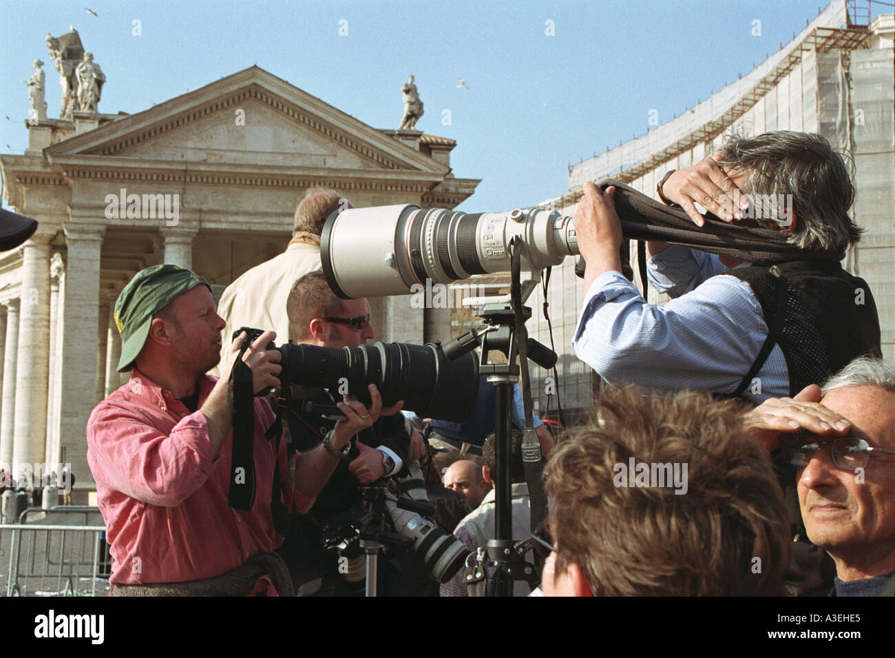 photographers in st peter s sq Pope s Death Rome Apr 2005 Stock Photo ...