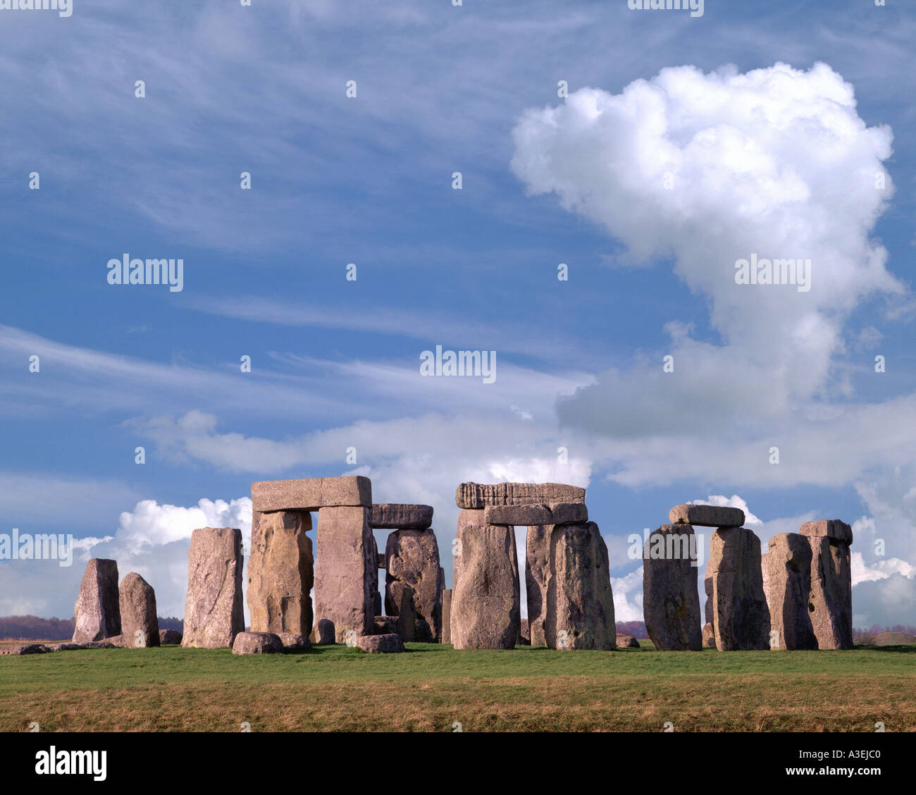GB - WILTSHIRE: Megalithic Stonehenge Stock Photo - Alamy