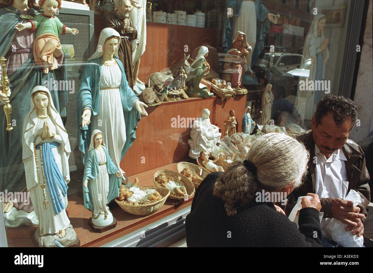 pilgrims by shop selling religious models by st peters sq Pope s Death ...
