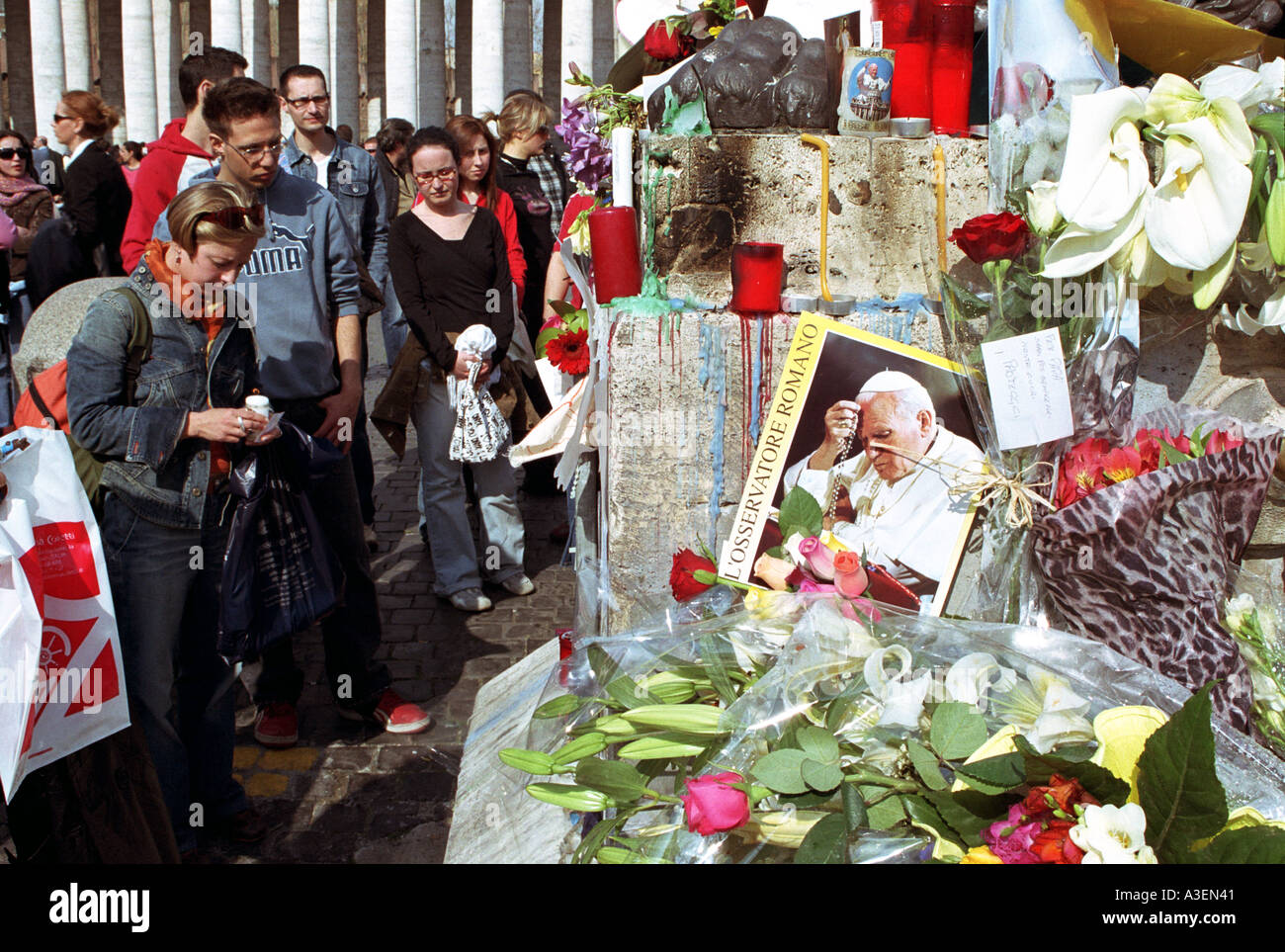 pilgrims by altar to pope in st peters sq Pope s Death Rome Apr 2005 ...