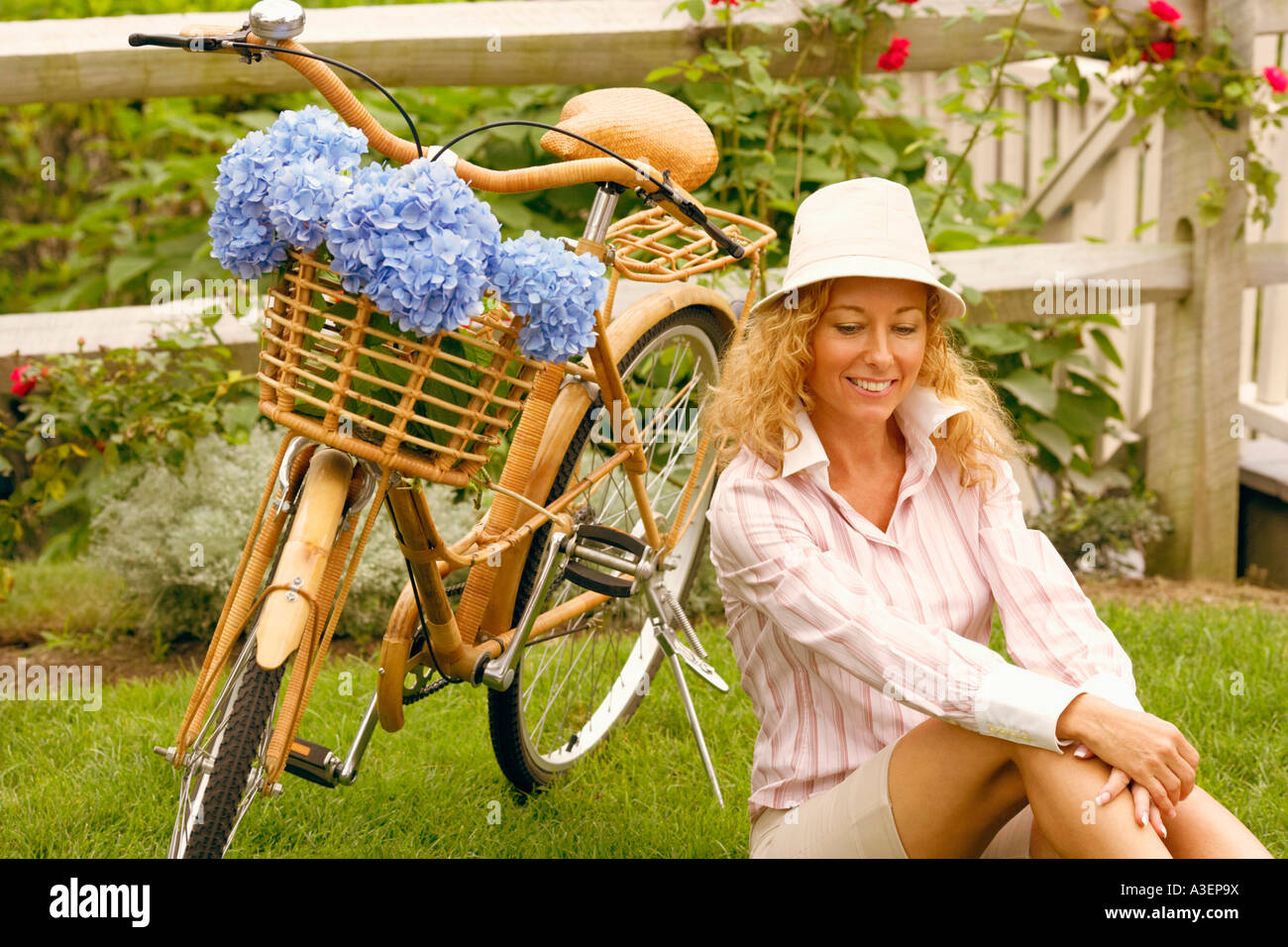 Happy mature woman traveling hi-res stock photography and images - Alamy