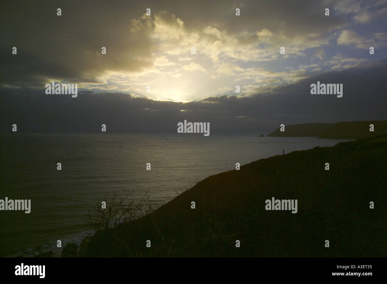 Looming waves hi-res stock photography and images - Alamy