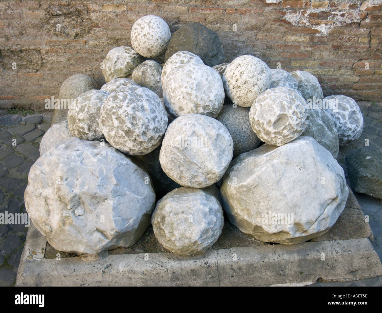 Canon balls hi-res stock photography and images - Alamy