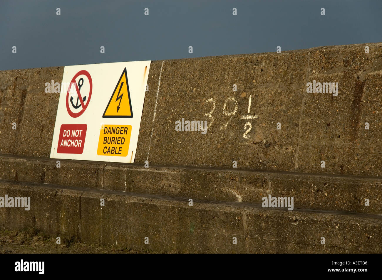 Anchor sign hi-res stock photography and images - Alamy
