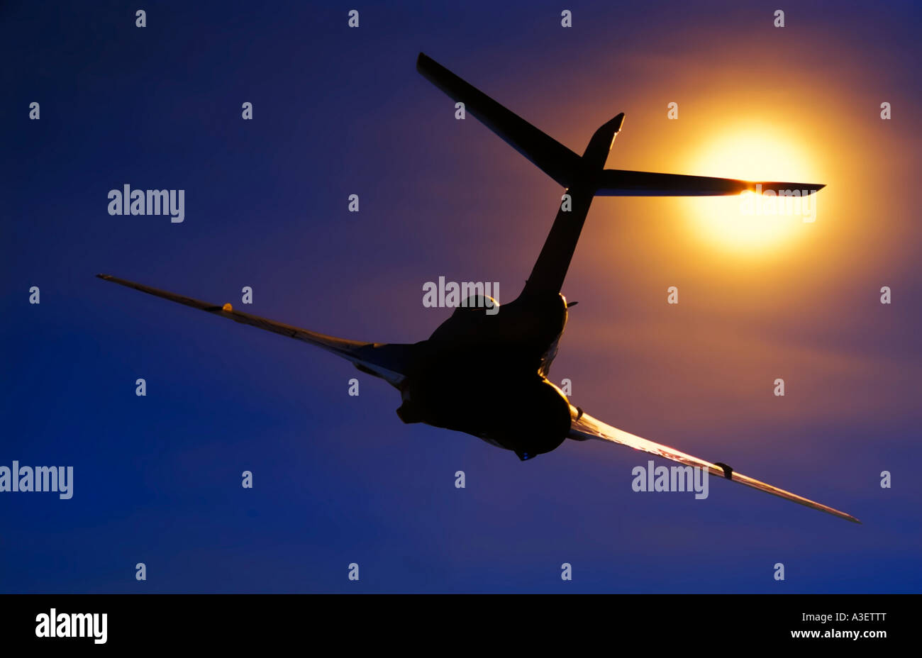 Airplane flying towards sun hi-res stock photography and images - Alamy