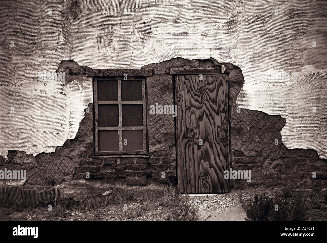 Crumbling wall black white hi-res stock photography and images - Alamy