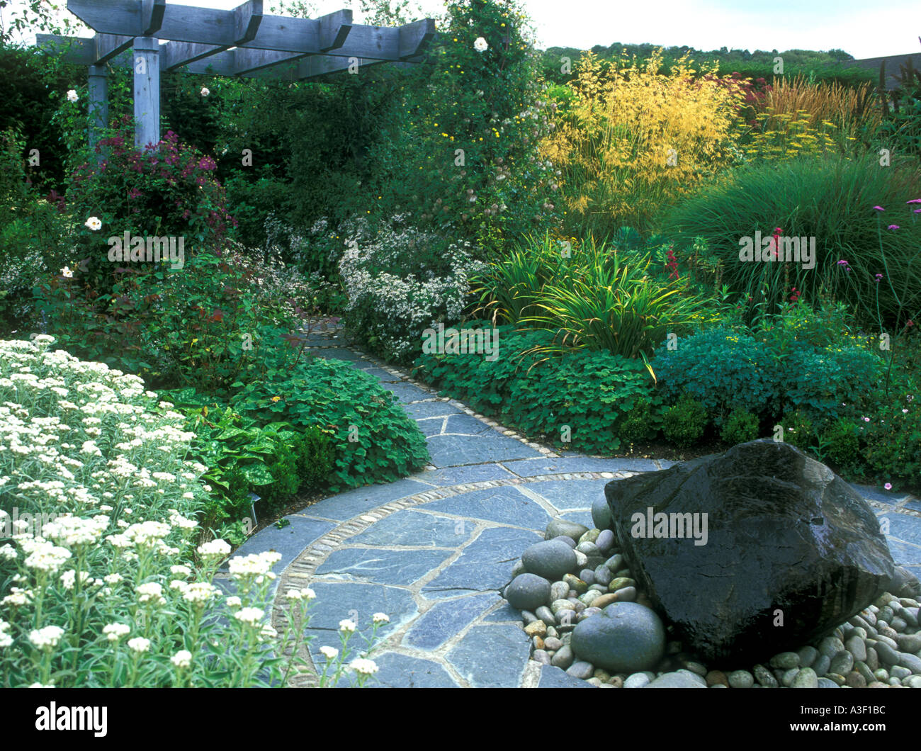Path through cottage garden Stock Photo - Alamy