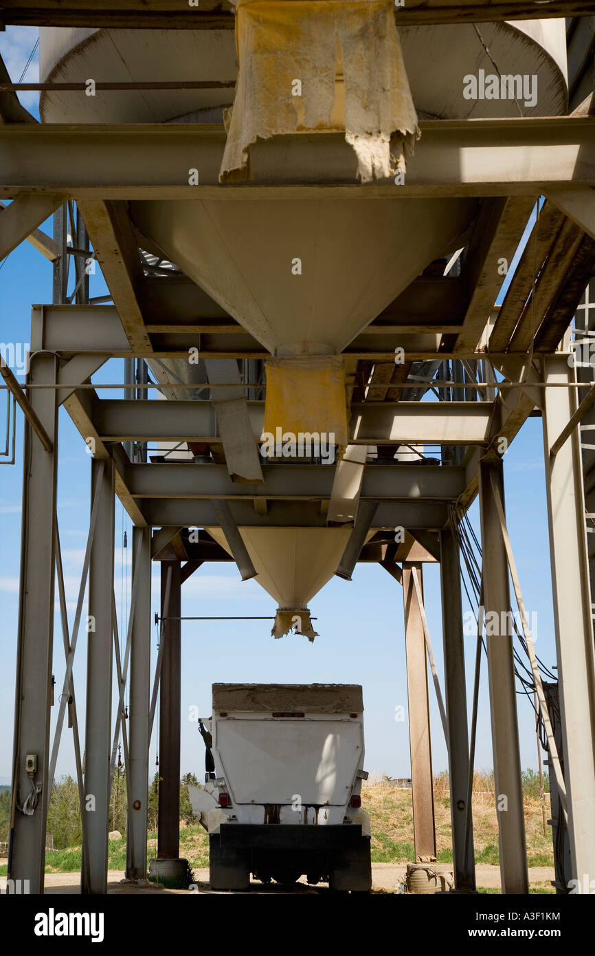 Grain truck loading at granaries Stock Photo - Alamy
