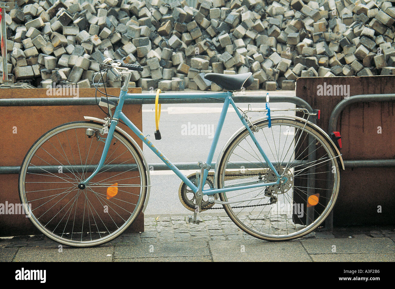 Bicycle resting fence hi-res stock photography and images - Alamy