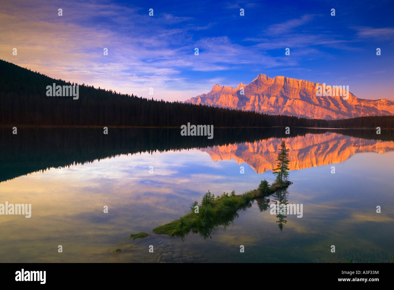 Two Jack Lake in Banff, Alberta, Canada Stock Photo - Alamy