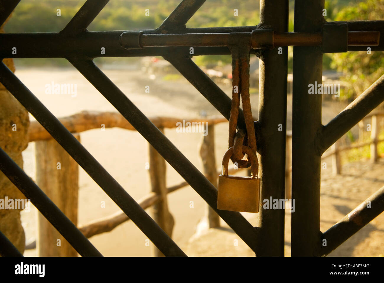Pad lock on gate hi-res stock photography and images - Alamy