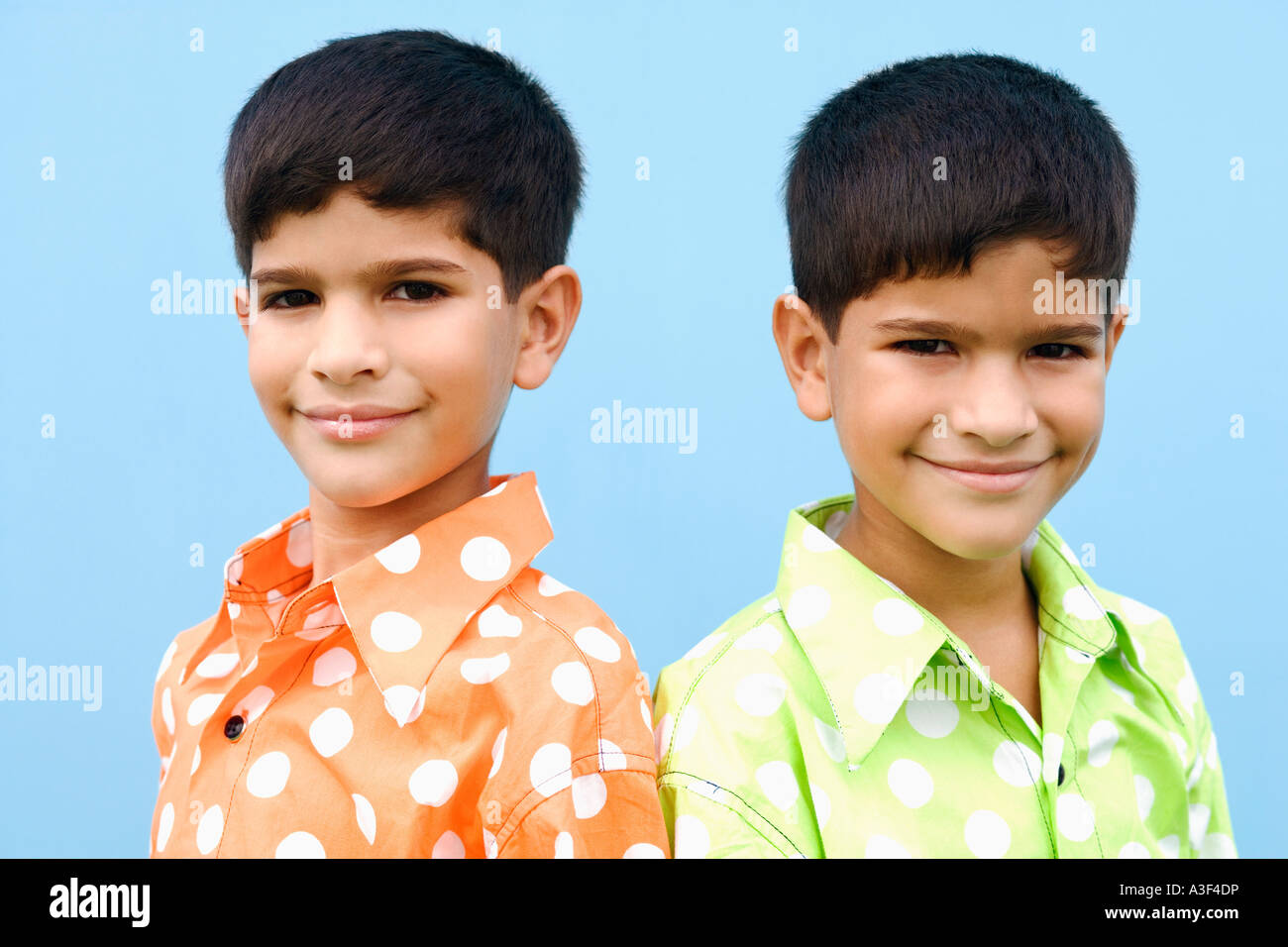 Portrait of twin brothers Stock Photo - Alamy