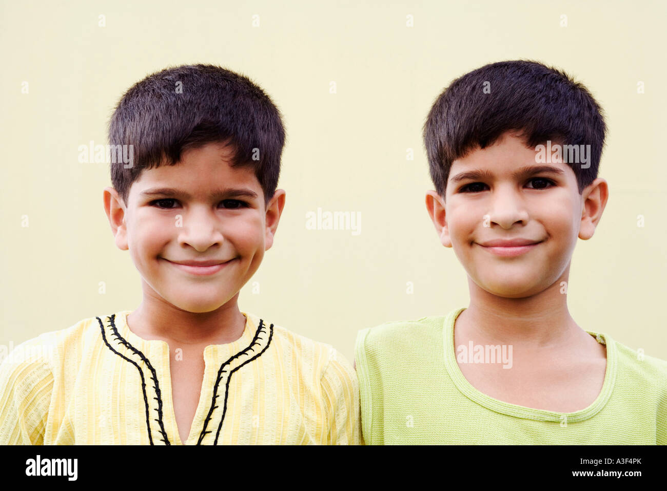 Portrait of twin brothers smiling Stock Photo - Alamy