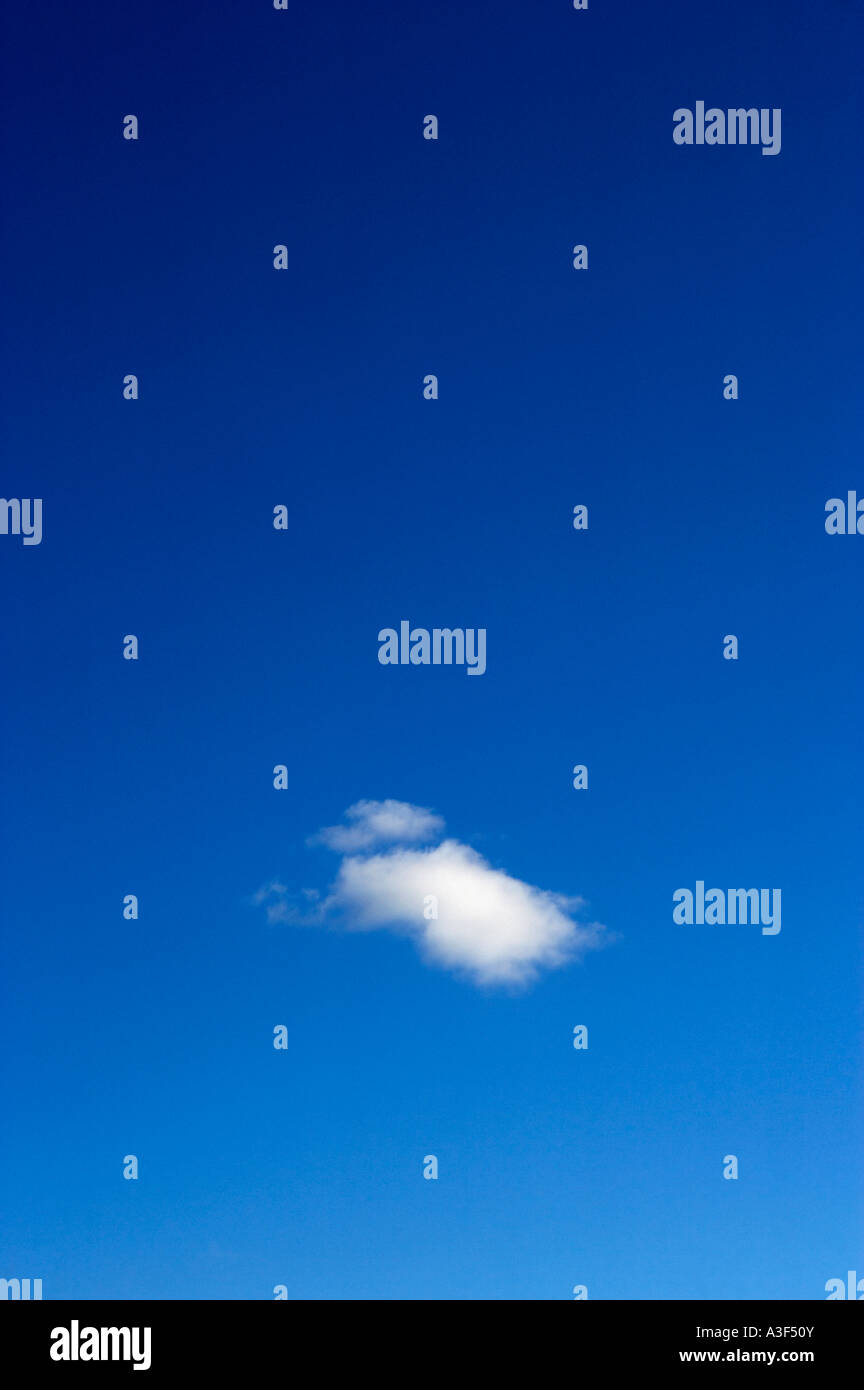 SINGLE WHITE CLOUD IN CLEAR BLUE SKY Stock Photo - Alamy