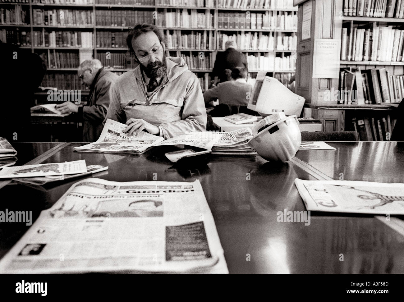 Newspaper library hi-res stock photography and images - Alamy