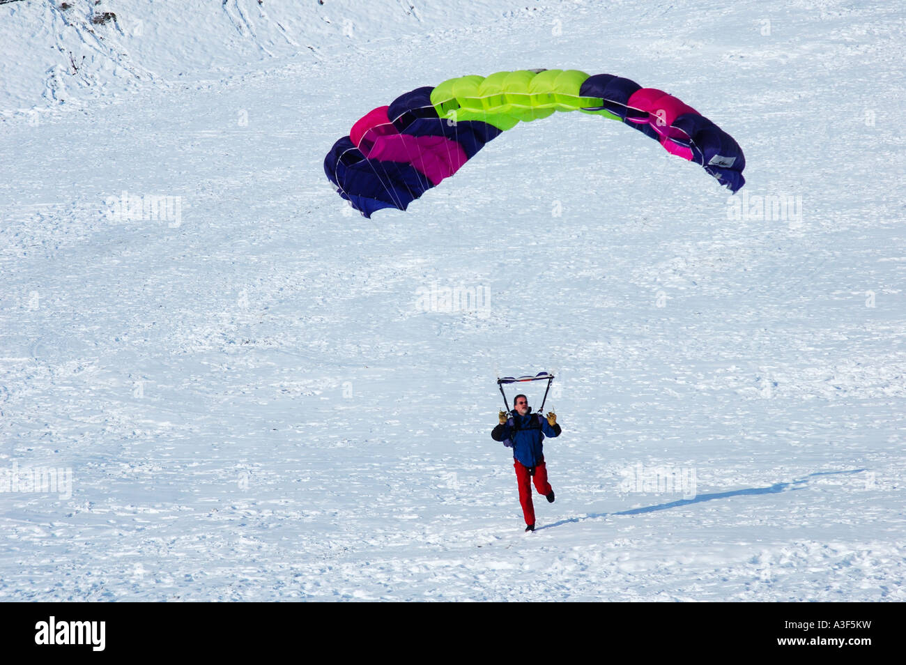 Parachute landing ground hi-res stock photography and images - Alamy