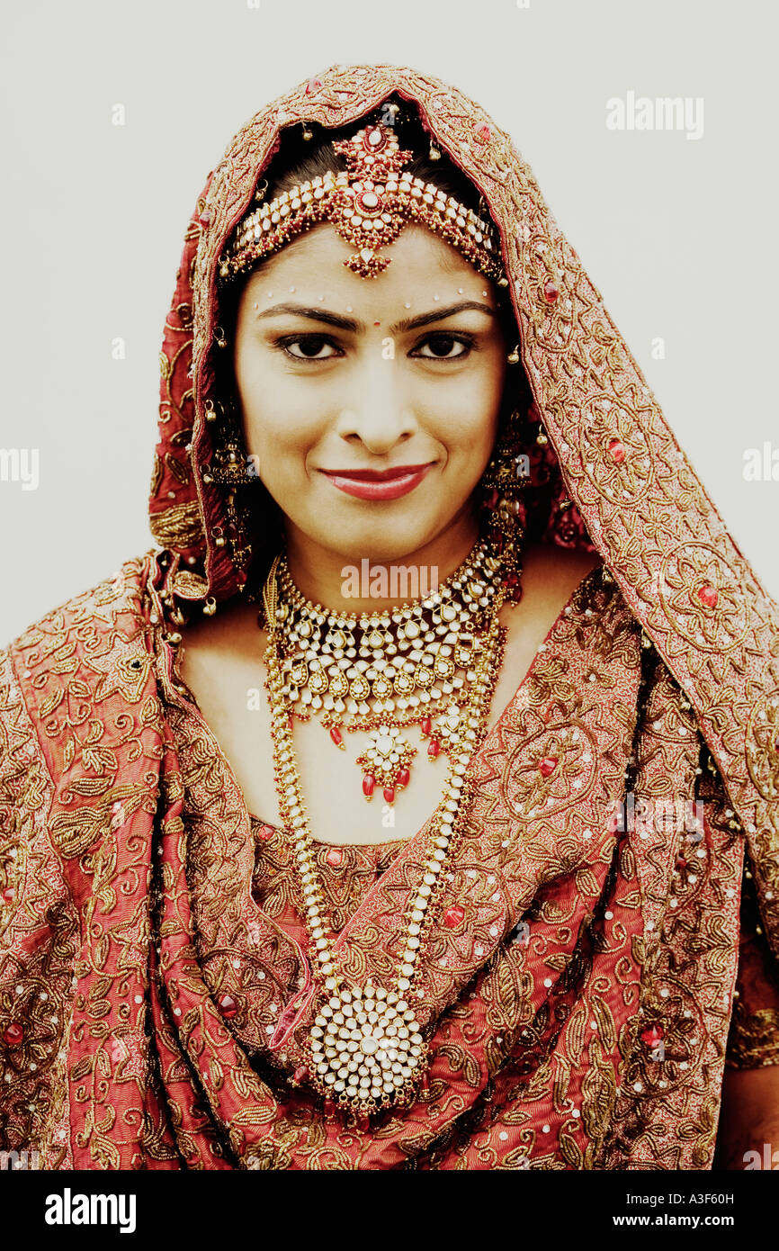 Portrait of a bride in a traditional wedding dress Stock Photo - Alamy