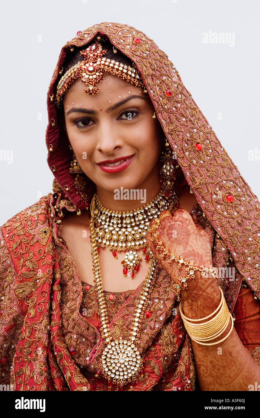 Portrait of a bride in a traditional wedding dress Stock Photo - Alamy
