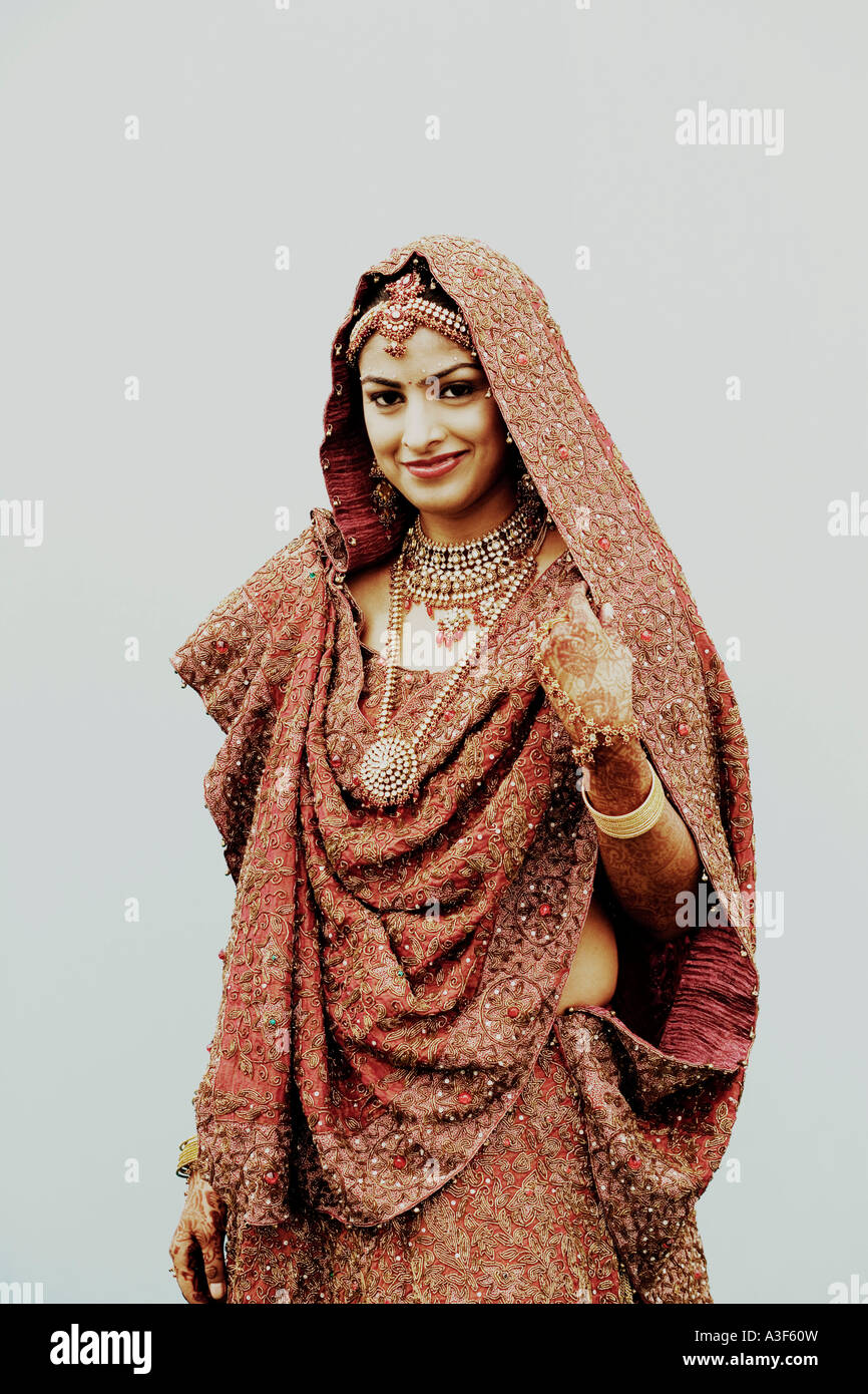 Portrait of a bride in a traditional wedding dress Stock Photo - Alamy