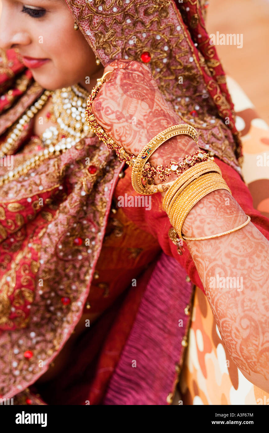 Side profile of a bride in a traditional wedding dress Stock Photo - Alamy