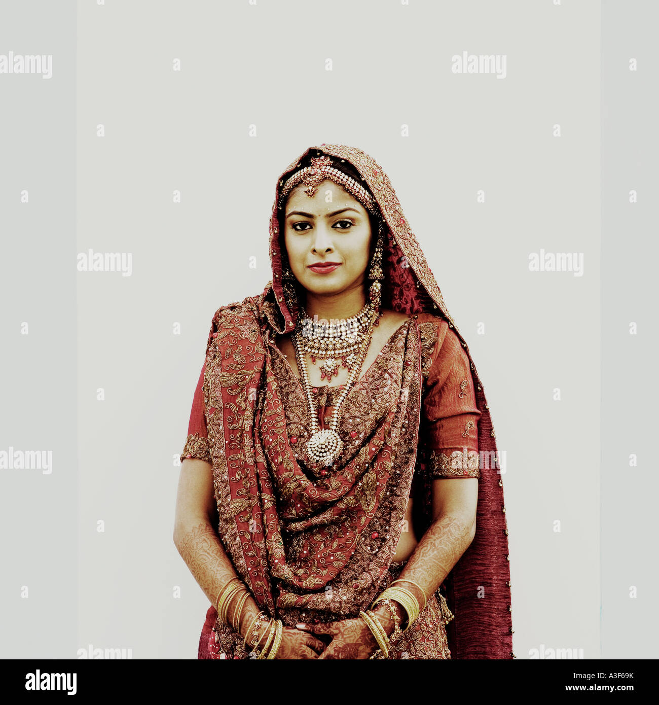 Portrait of a bride in a traditional wedding dress Stock Photo - Alamy