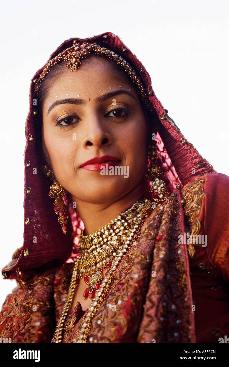 Portrait of a bride in a traditional wedding dress Stock Photo - Alamy
