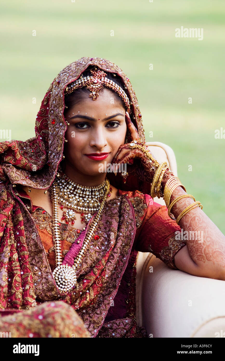 Portrait of a bride in a traditional wedding dress Stock Photo - Alamy