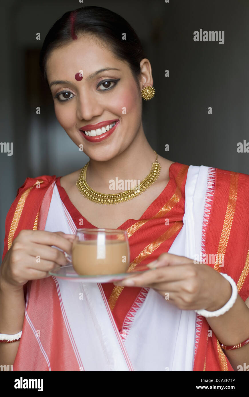 Indian woman cup tea sari hi-res stock photography and images - Alamy