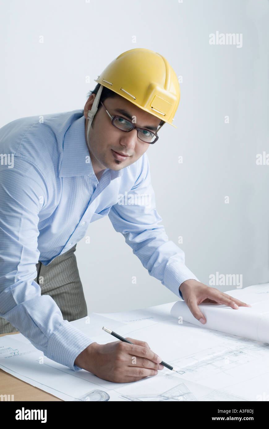 Portrait of a male architect drawing a blueprint Stock Photo - Alamy