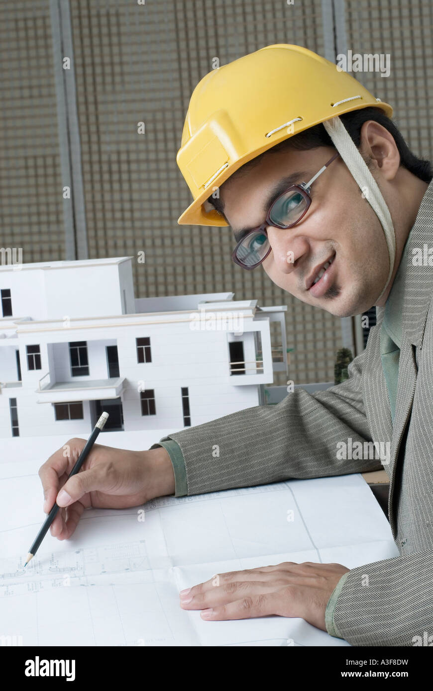 Portrait of a male architect drawing a blueprint Stock Photo - Alamy