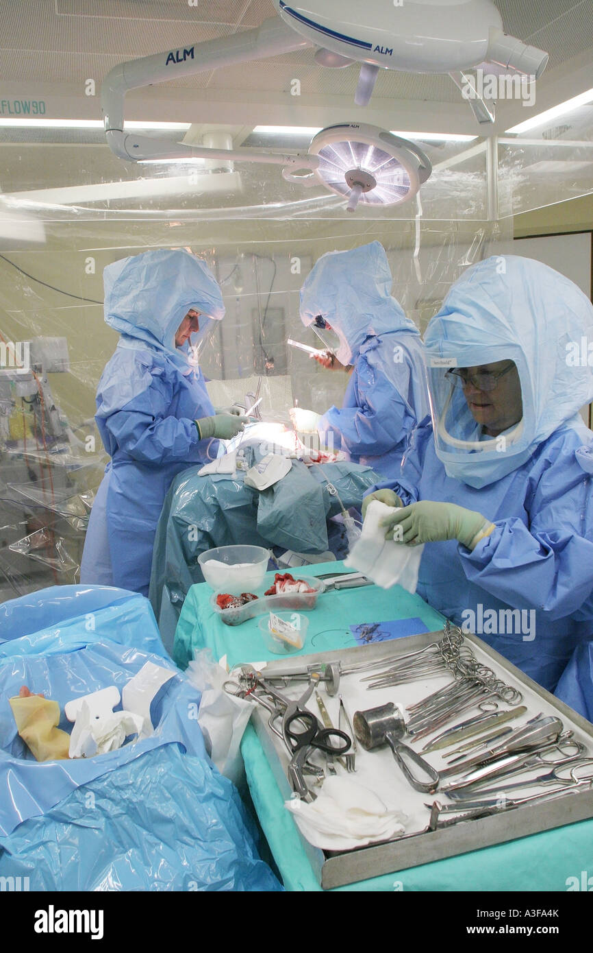 Hip operation medical surgeon Stock Photo - Alamy