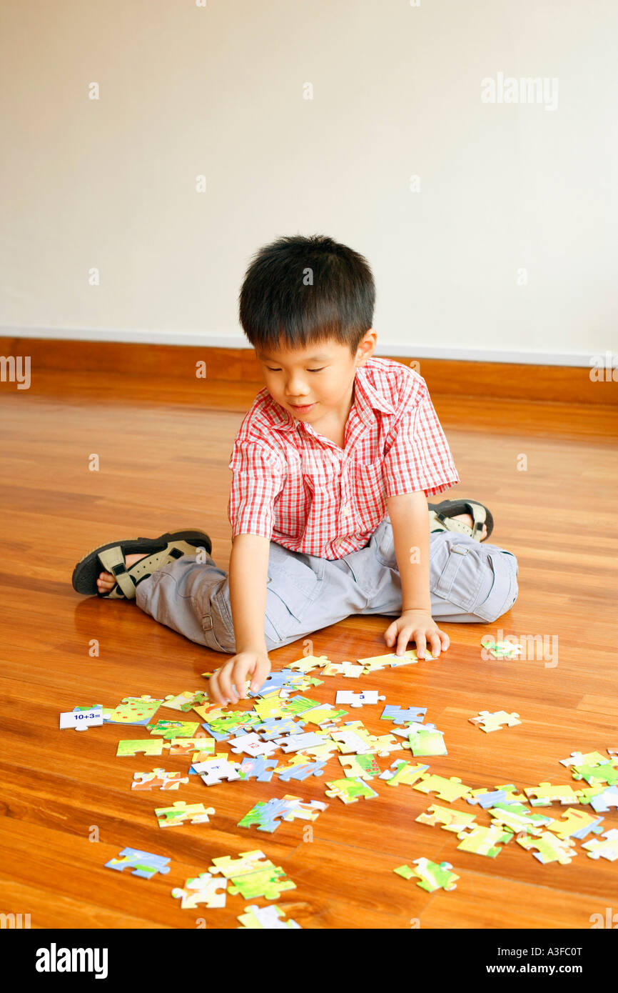 Jigsaw puzzles child hi-res stock photography and images - Alamy