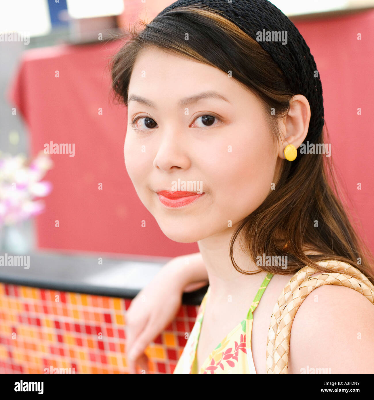 Portrait of a young woman grinning Stock Photo - Alamy