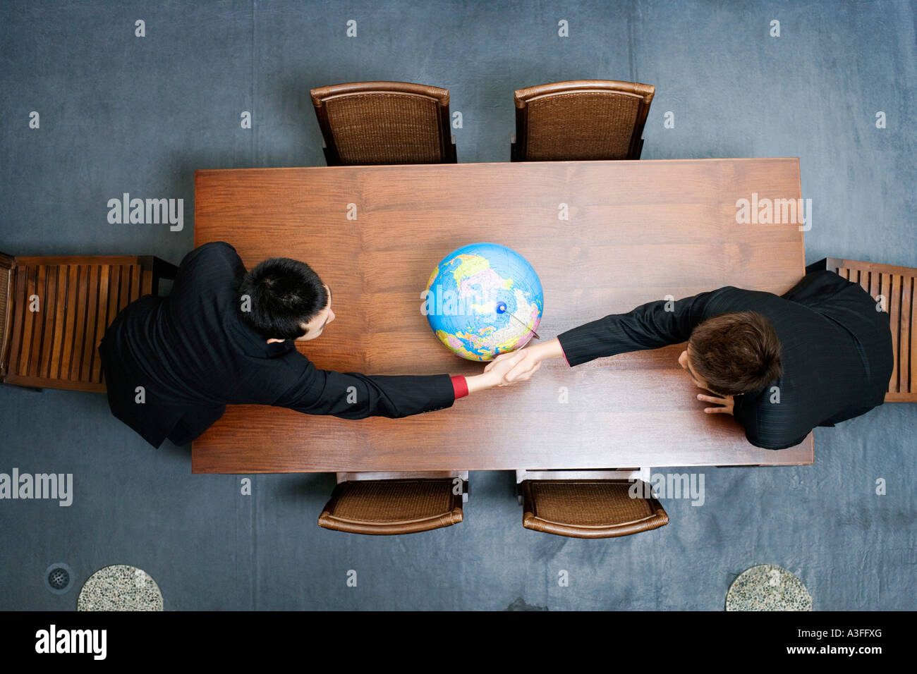Two gentlemen shaking hands hi-res stock photography and images - Alamy
