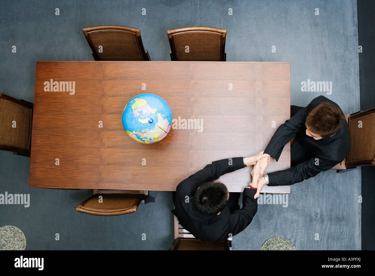 Two gentlemen shaking hands hi-res stock photography and images - Alamy