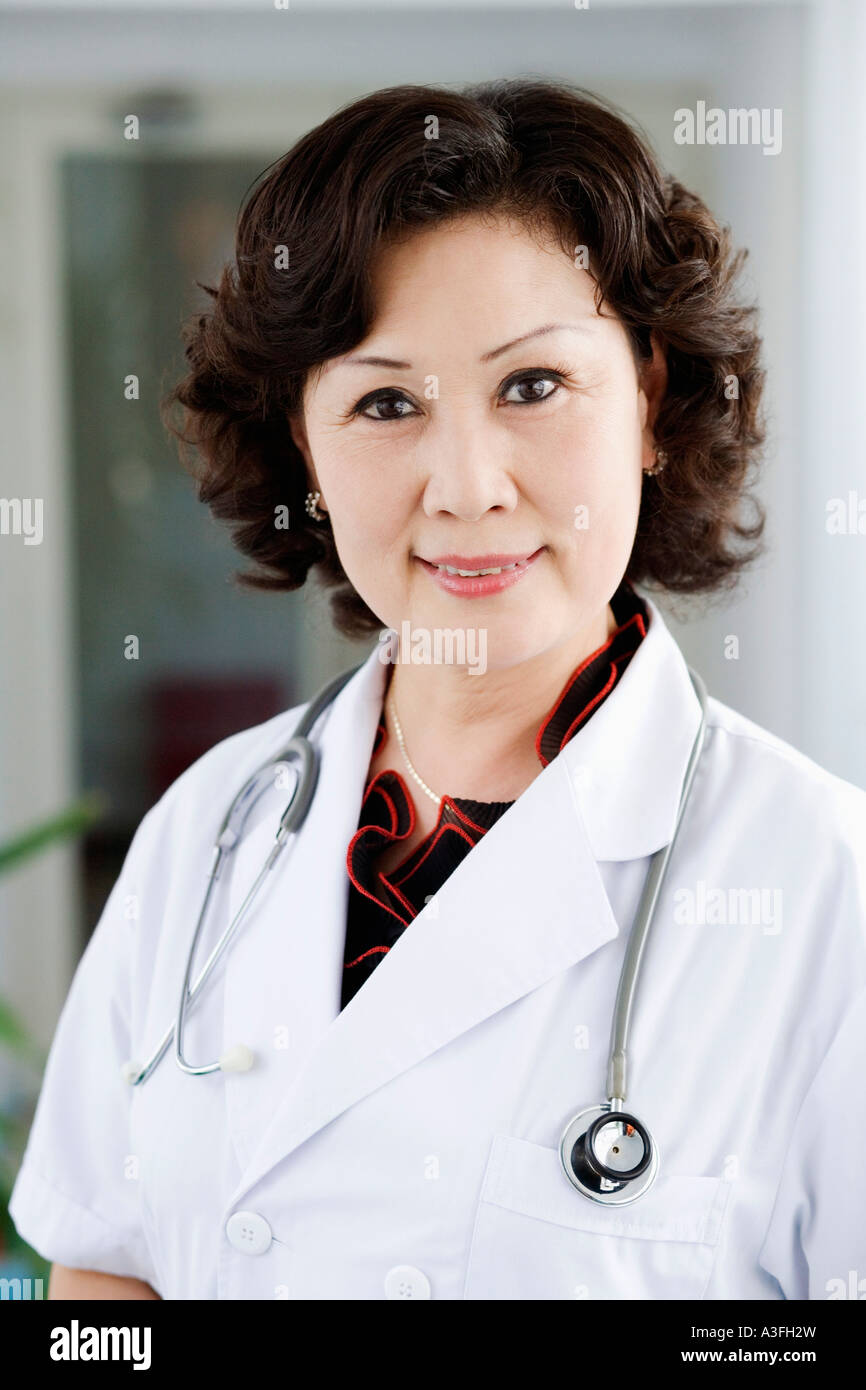 Portrait of a female doctor smiling Stock Photo - Alamy