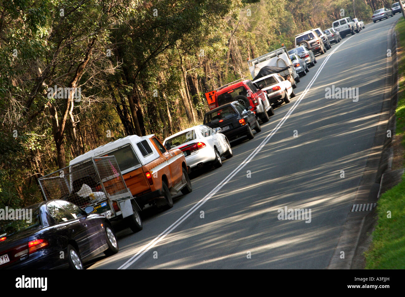 TRAFFIC JAM ON ONE SIDE OF ROAD HORIZONTAL BAPDB8931 Stock Photo - Alamy