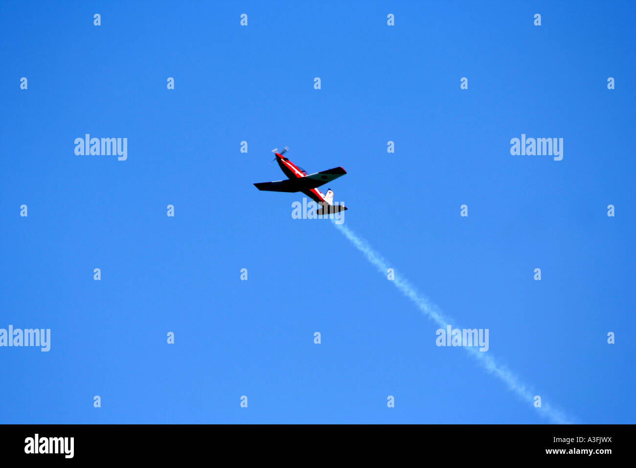 Stunt plane crowd hi-res stock photography and images - Alamy