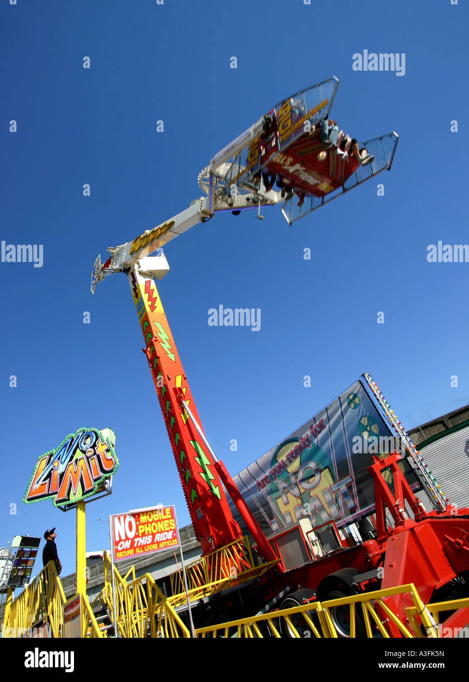 FAIRGROUND VERTICAL BAPDB9016 Stock Photo - Alamy