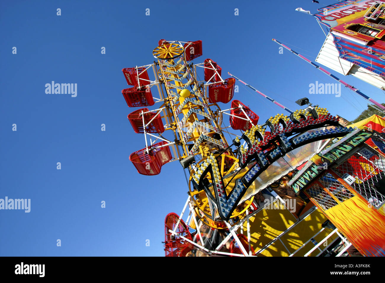 SCARY RIDE FAIRGROUND HORIZONTAL BAPDB9059 Stock Photo - Alamy