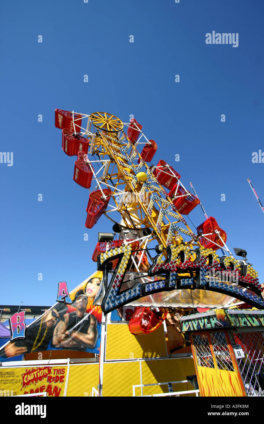 SCARY RIDE FAIRGROUND VERTICAL BAPDB9060 Stock Photo - Alamy