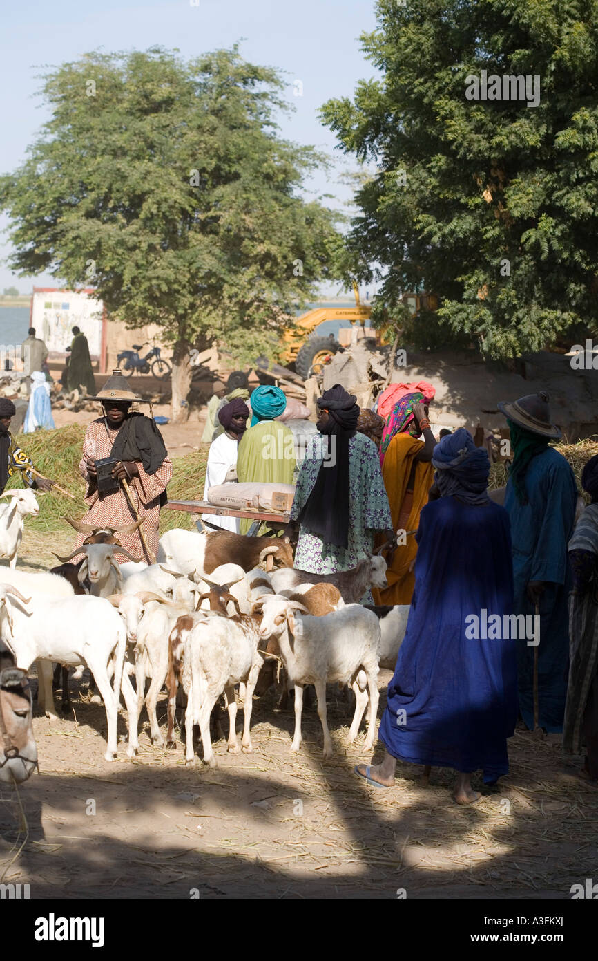 Market day in Dire on the Niger river Stock Photo - Alamy